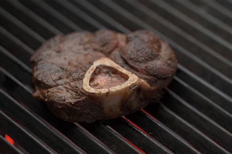 그릴 화 염에 쇠고기 스테이크 쇠고기 또는 돼지고기 고기 바베 큐 햄버거 햄버거 준비 그릴 바베 큐 불 불꽃 그릴 높은 각도 보기를 닫습니다 신선한 쇠고기 고기 그릴 팬에