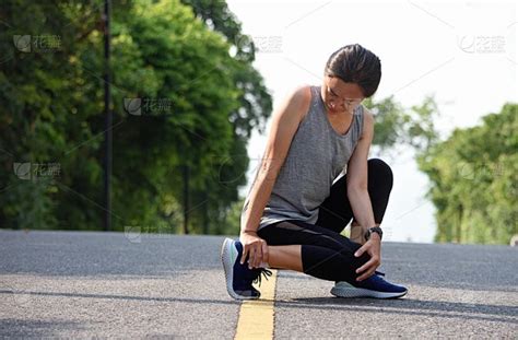 有关节或肌肉酸痛和下半身疼痛问题的女性运动员。素材 花瓣网