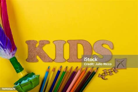 노란색 배경과 다양한 색깔의 연필과 서면 아이 텍스트에 화려한 깃털 셔틀 콕 0명에 대한 스톡 사진 및 기타 이미지 0명 개발 공휴일 Istock