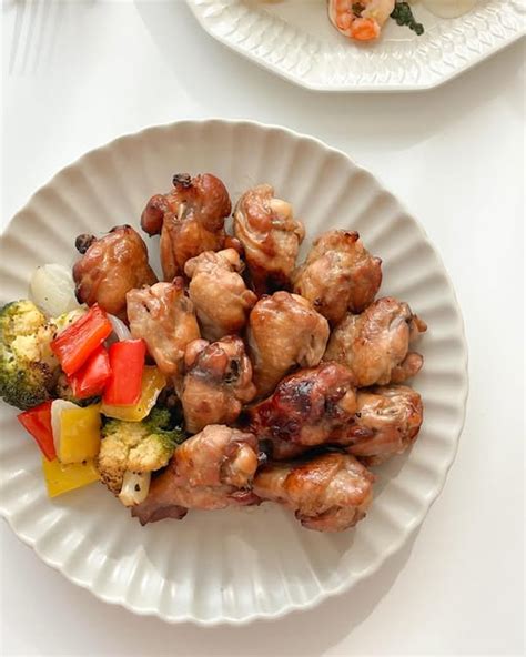 식사가 더 즐거워지는 시간🥢 협찬 하림에서 양념 쏙 닭봉 데리야키를 보내주셔서 먹어봤어요 양념까지 들어있어서 그대로 에어프라이어에 넣어 뒤집어가며 200도에 20분