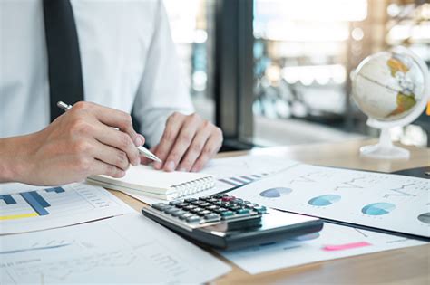 사업가 회계사 분석 및 계산 비용 금융 연례 재무 보고서 대차 대조표 문 재무 보고서에 메모를 하 고 경제에 대한 스톡 사진 및 기타 이미지 Istock