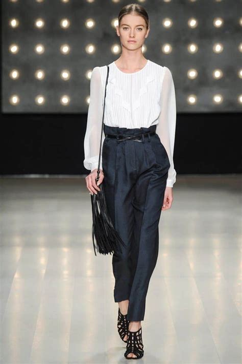 Как одеваться с фигурой песочные часы 40 фото какую одежду носить в 2021