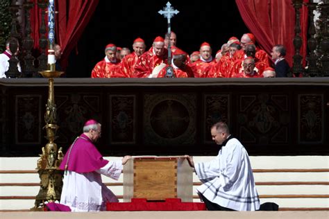 ФОТО Пап Францисыг эцсийн замд нь үдлээ