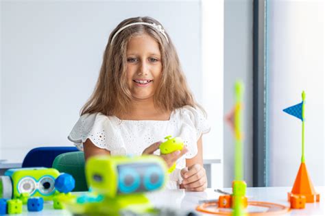 로봇 공학 프로그래밍 수업 미취학 아동은 로봇을 구성하고 코딩합니다 생성자 블록과 노트북 원격 제어 조이스틱을 사용한 Stem 교육 학교 아이들을 위한 기술 교육 개발 8