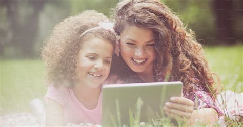 기술은 너무 재미 있습니다 자연의 어머니와 딸 사진 Unsplash의 사진술 이미지