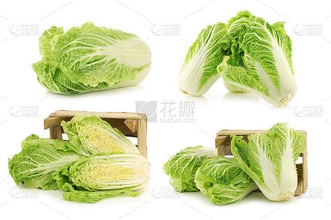 新鲜的大白菜和切好的大白菜装在木箱里