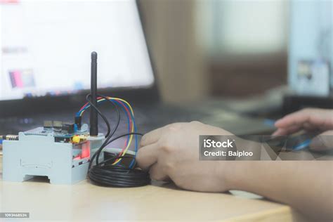 Iot 인터넷 것 모호한 노트북 배경 나무 사무실 책상에 기술 전자 공학 발명 키트의 선택적 집중 Stem 주제에 대한 스톡 사진 및 기타 이미지 Istock