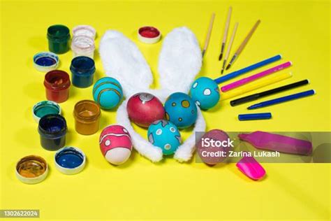 부활절 개념 토끼 귀 페인트 계란 페인트 펠트 팁 펜과 노란색 배경에 마커 부활절 휴가를 준비합니다 4월에 대한 스톡 사진 및 기타 이미지 Istock