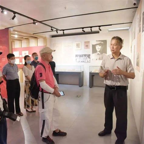 东纵老战士张松鹤战友后人参观张松鹤艺术与文献展清溪父亲革命