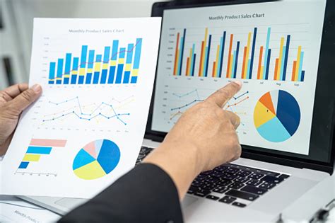 현대 사무실 재무 및 비즈니스 개념에서 차트 그래프 및 계산기로 재무 보고서 프로젝트 회계를 작업하고 분석하는 아시아 회계사