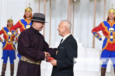 Чингис хаан одонг АНУ ын эрдэмтэн монгол судлаач Жак Уэтерфордод олгов