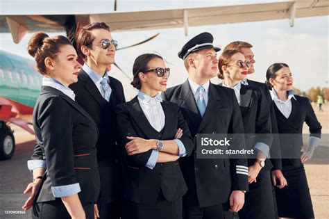 비행기 근처 정장 옷을 입은 공항 근로자 의 승무원이 함께 야외에 서 있습니다 25 29세에 대한 스톡 사진 및 기타 이미지 25 29세 50 54세 고급 Istock