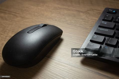 워크스테이션에 있는 목조 사무실 책상 위에 무선 마우스 및 키보드 설치 데스크탑 컴퓨터에 대한 스톡 사진 및 기타 이미지 데스크탑 컴퓨터 브라질 0명 Istock