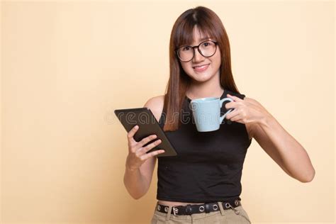 Mulher Asi tica Nova Com Uma Tabuleta E Um Caf Do Computador Imagem de Stock Imagem de fêmea