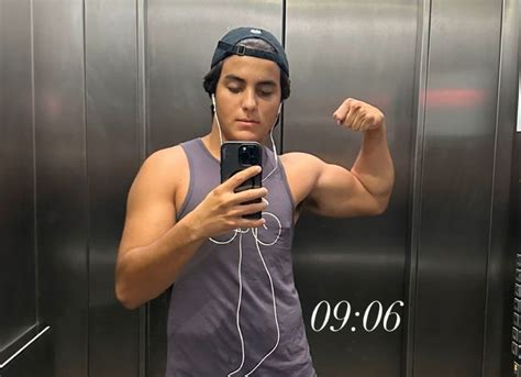 Focado Nos Treinos Marcelo Cady Mostra Resultado Ao Exibir Bíceps Na Web