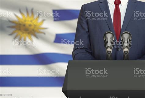 배경에 국기와 연단 뒤에서 연설을하는 사업가 또는 정치인 우루과이 기에 대한 스톡 사진 및 기타 이미지 기 기업 비즈니스 기업 재무와 산업 Istock