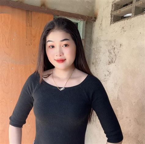 ភួង នីកា