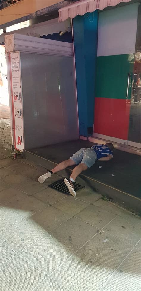 РАЗГУЛЪТ ЗАПОЧНА Пияни туристи се въргалят из Слънчака брутални