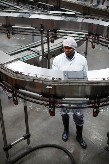 Premium Photo Factory Engineer Monitoring A Production Line