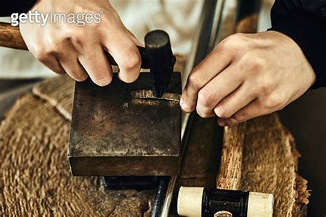 장인 창조적직업 반지 쥬얼리 액세서리 맞춤제작 상태 공방 작업장 공예 이미지 Jv12389810 게티이미지뱅크