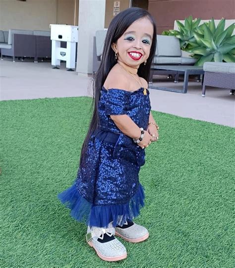 Кто такая Джоти Амджи как живет самая маленькая женщина в мире 17