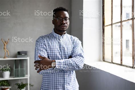 그의 사무실에서 성공적인 아프리카 계 미국인 사업가의 초상화 경영자에 대한 스톡 사진 및 기타 이미지 경영자 계획 기업