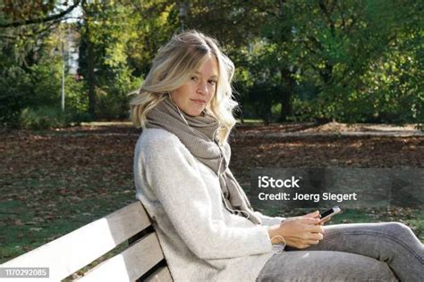 예쁜 여자 와 짧은 금발 머리 보이는 심각한 으로 이 카메라 독일에 대한 스톡 사진 및 기타 이미지 독일 명랑한 사람들 Istock