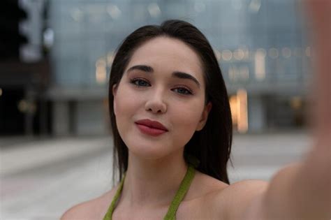 Linda Jovem Morena Sorridente Tirando Auto Retrato Sobre A Natureza E O Fundo Do C U No Parque