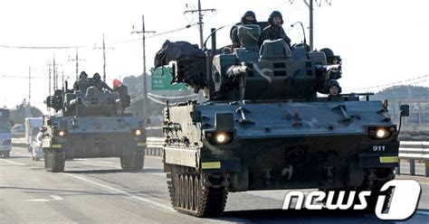 육군 최신형 장갑차 전방으로 이동