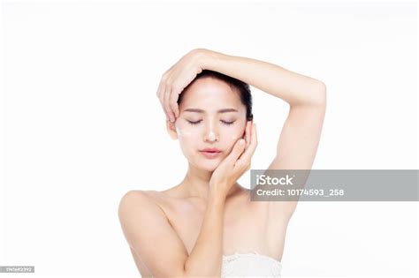 아시아 아름 다운 젊은 여자 깨끗 한 신선한 피부 터치 자신의 얼굴과 그물 레이저와 흰색 드레스에 그녀의 얼굴을 보호 페이셜 트리트먼트 화장품 미용 및 스파 한국에 대한