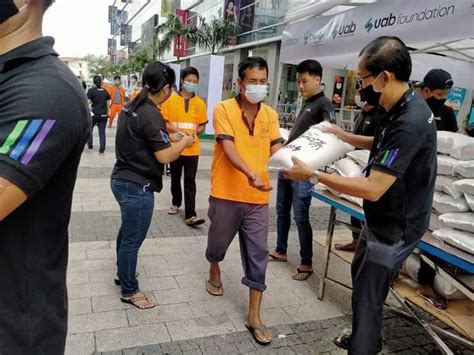 ကမာရွတ်မြို့နယ်၌ သန့်ရှင်းရေးဝန်ထမ်းများနှင့် မိသားစုများအား စားသောက်ကုန်များလှူဒါန်း