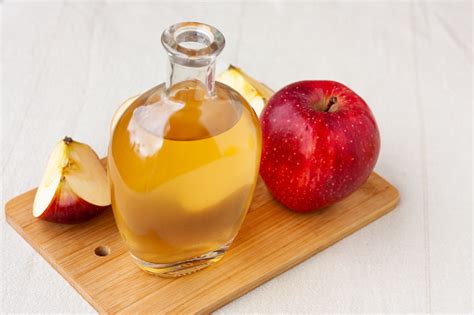 나무 도마에 잘 익은 신선한 빨간색과 노란색 사과와 유리 투수에 사과 유기 식초 건강한 유기농 식품 개념 사과식초에 대한 스톡 사진 및 기타 이미지 Istock