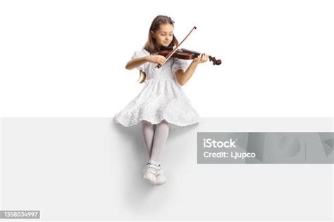 빈 패널에 앉아 바이올린을 연주 흰색 드레스를 입은 소녀의 전체 길이 초상화 아이에 대한 스톡 사진 및 기타 이미지 아이 바이올린 흰색 배경 Istock
