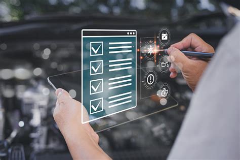 가상 스크린에 차 사업 개념 및 기술 Serviceman는 백그라운드에 있는 엔진 방을 가진 정비 그리고 서비스를 위한 차 마일리지의 정제 체크 품목 명부를 이용한다 차