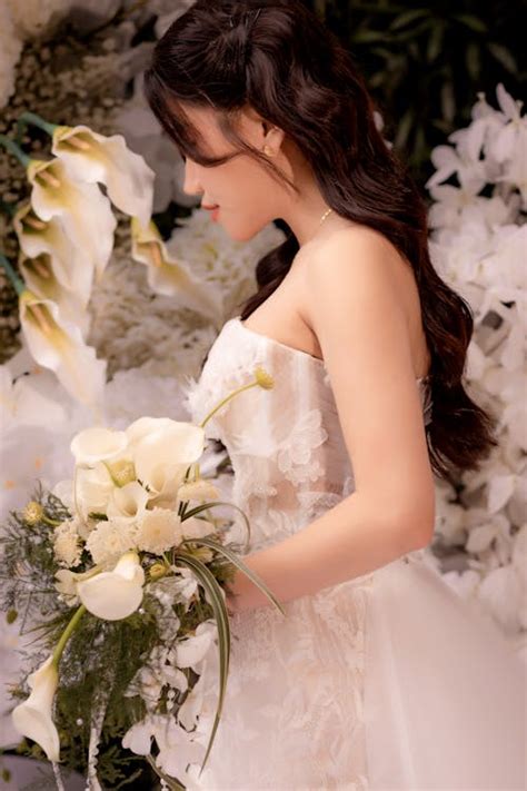 가운 디테일 결혼 사진 결혼 영감 결혼 축하 결혼 훈장 결혼식 결혼식 꽃 결혼식 날 결혼식 전통 긴 갈색 머리 꽃 배경 꽃꽂이 꽃다발을 든 신부