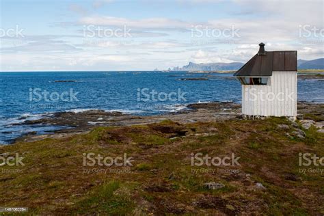 등대가 있는 노르웨이의 아름다운 자연 경관 경치 좋은 야외 전망 파도와 산이 있는 바다 노르웨이 로포텐 섬 탐험 0명에 대한 스톡 사진 및 기타 이미지 Istock