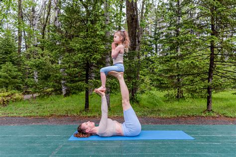 낮에는 공원에서 잔디밭에서 요가를하는 어머니와 딸이 있습니다 사람들은 야외에서 즐거운 시간을 보내고 있습니다 2명에 대한 스톡 사진 및 기타 이미지 Istock