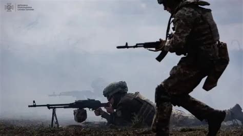 Під Бахмутом бої на дистанції 50 м дорога життя не перерізана ЗСУ Bbc News Україна