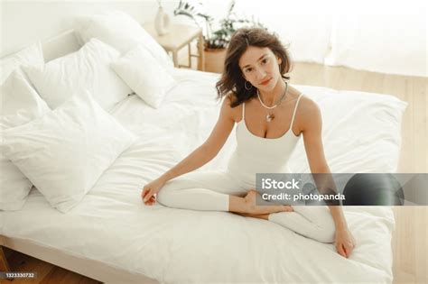 편안한 미소 마음 챙김 명상 개념에 침대 명상에 연꽃 포즈에 앉아 집에서 요가를 연습 아름다운 여자 건강한 생활방식에 대한 스톡 사진 및 기타 이미지 Istock