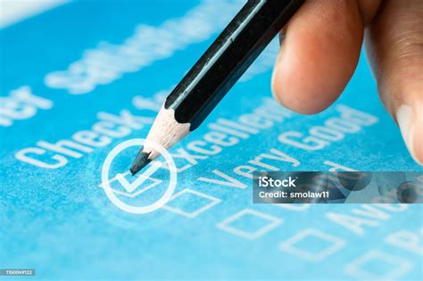 고객 검사 목록 설문 조사에 대 한 우수 양식 응용 프로그램에 대 한 피드백 만족도 마크 검정 연필 사용 하 여 파란색 양식