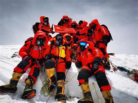 珠峰高程测量登山队在峰顶合影新浪图片