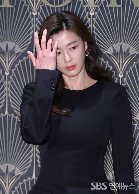E포토 전지현 머리 넘기는 모습도 우아