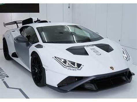 ランボルギーニが創立60周年を記念した、世界でただ1台のスペシャル「ウラカン Sto」を初公開 株式会社モーターマガジン社