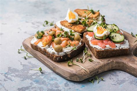 아침 식사 스낵 전채를위한 샌드위치의 다양한 템페 연어 가벼운 배경에 마이크로 그린과 함께 통곡물 빵 샌드위치를 구운 새우 건강한 식생활에 대한 스톡 사진 및 기타 이미지