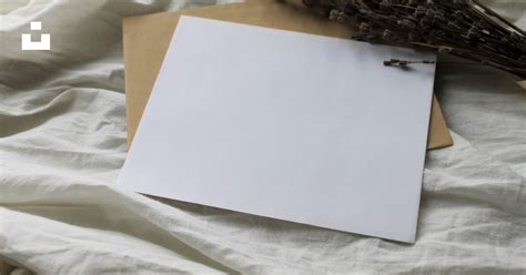 흰색 섬유에 흰색 프린터 용지 사진 Unsplash의 무료 회색 이미지