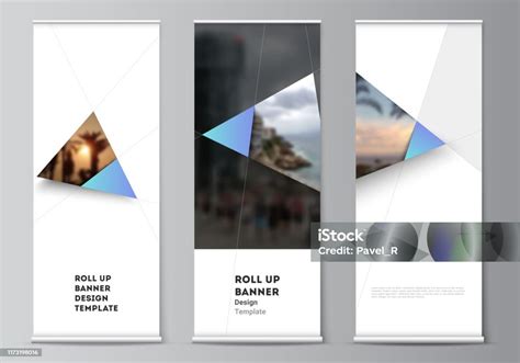 롤업 배너 스탠드 수직 전단지 플래그 디자인 비즈니스 템플릿의 벡터 레이아웃 파란색 삼각형과 삼각형 모양의 창조적 인 현대적인