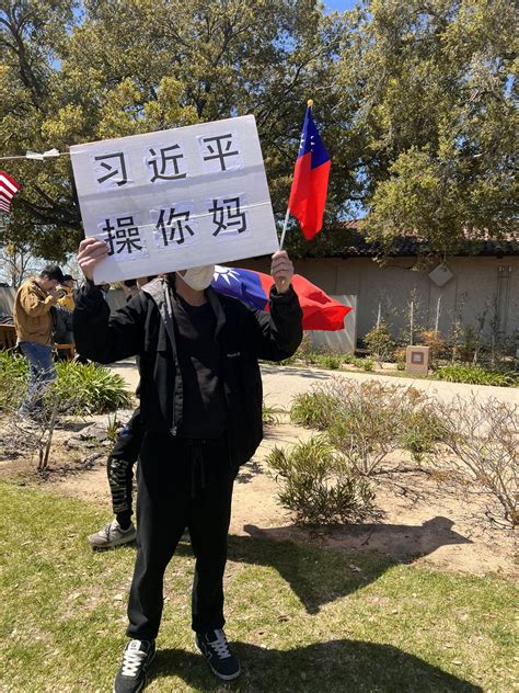 狐魂野魅 on twitter 这是一位白人，不知为啥当镜头对准他时他会将脸遮挡起来