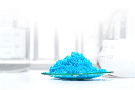 흰색 실험실 테이블에 무기 화학 물질을 닫습니다 구리 황산염 알코올 0명에 대한 스톡 사진 및 기타 이미지 0명 건강 진단 건강관리와 의술 Istock