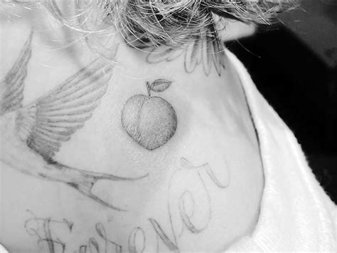 Hailey Baldwin Justin Bieber Get Matching Peach Tattoos Us Weekly