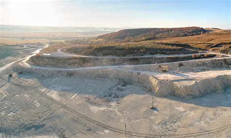 굴삭기 및 덤프 트럭건설 산업을 위한 석회암 자재의 오픈 피트 광산 현장의 공중 보기 0명에 대한 스톡 사진 및 기타 이미지 0명 건설 산업 건설 현장 Istock